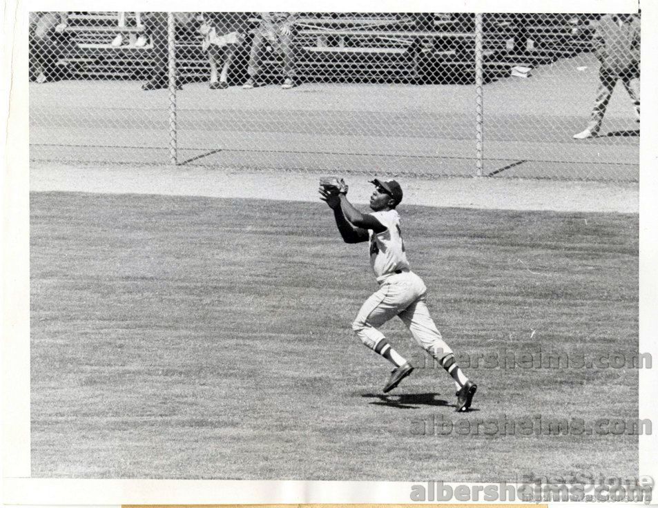 1964 Hank Aaron showing off his Fielding Skills Milwaukee Braves vs Gi ...